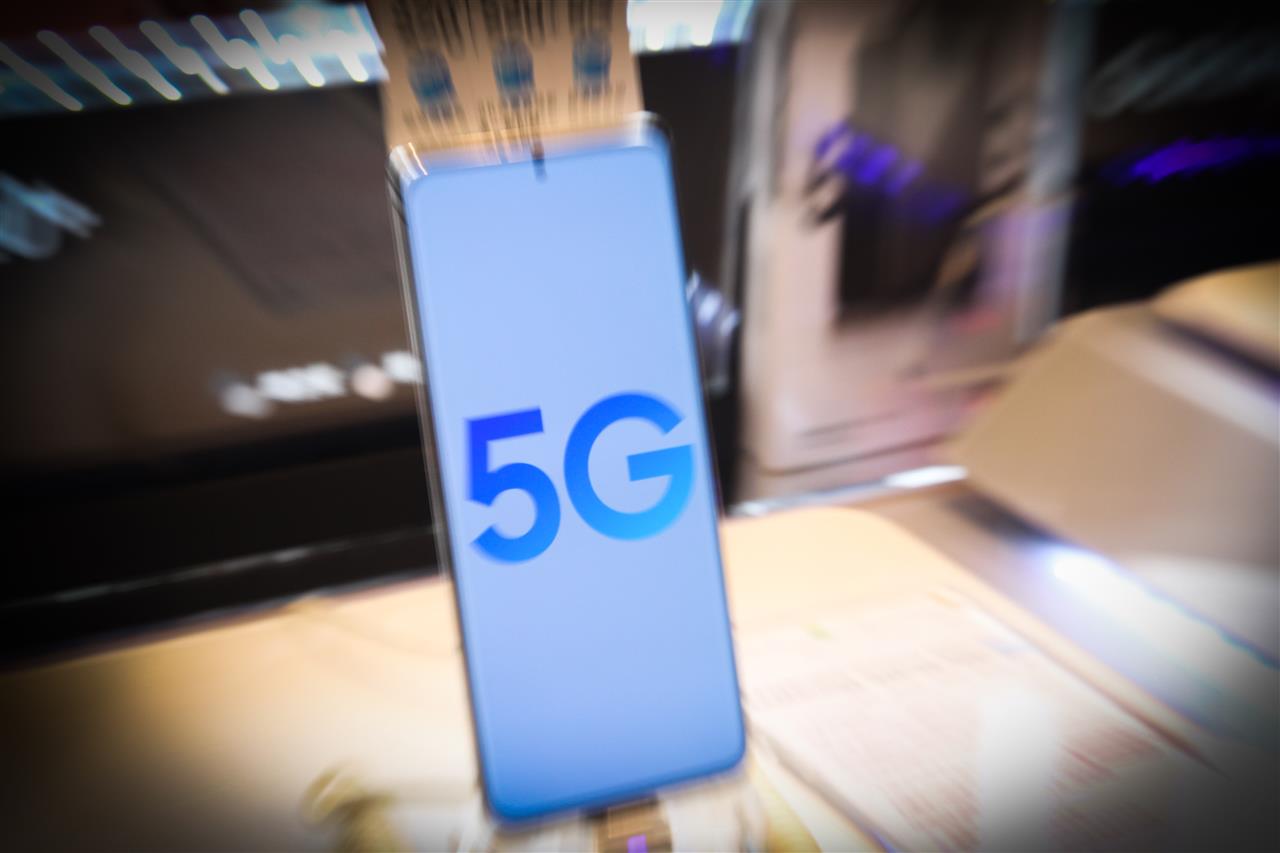 Handset assemblers look to 5G phones to revive market