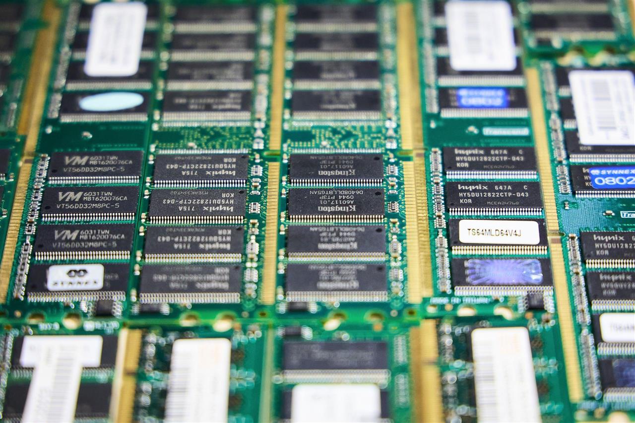 Memory chip price drops widen