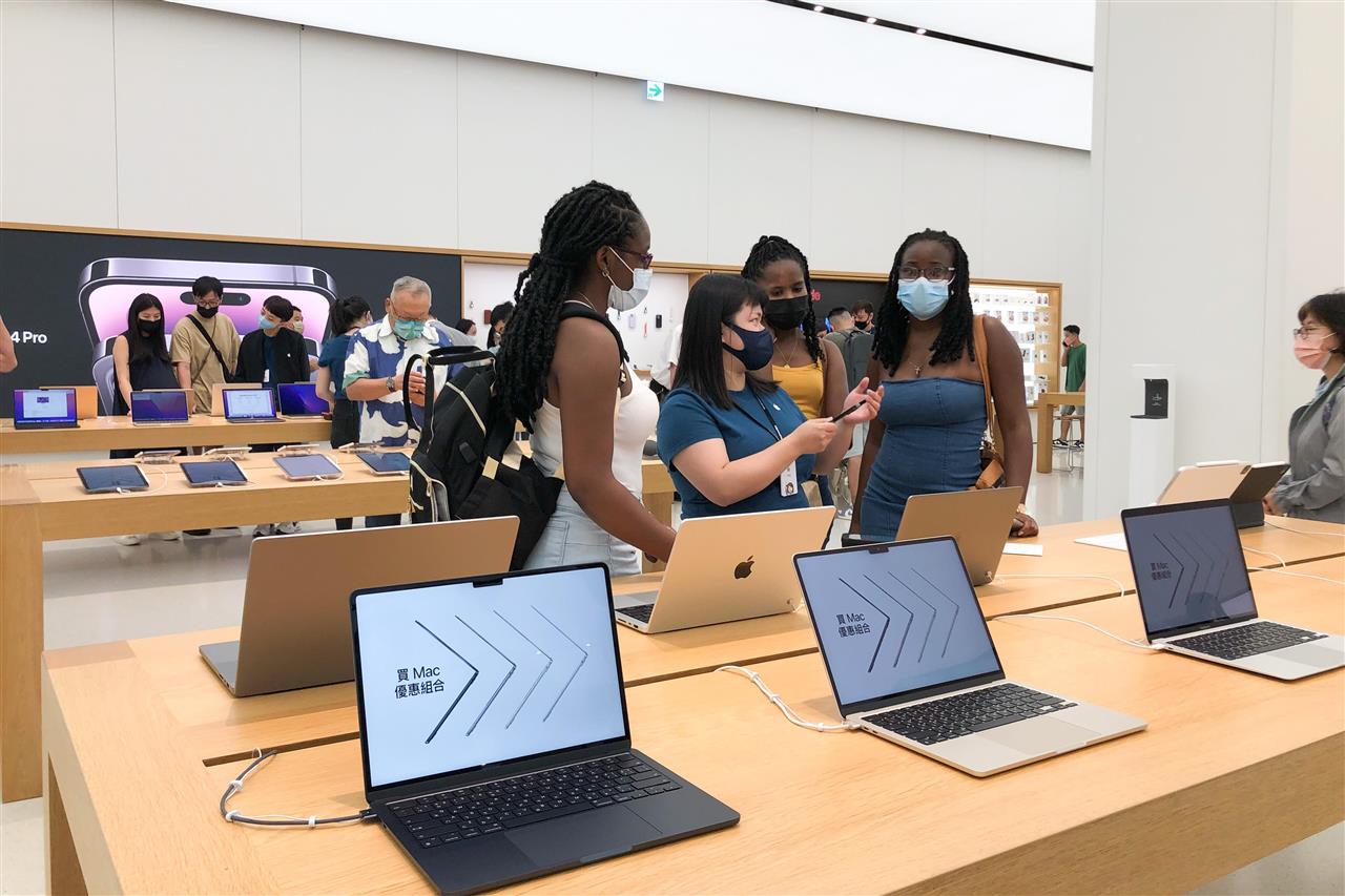 Quanta mulls MacBook production in Vietnam, sources say