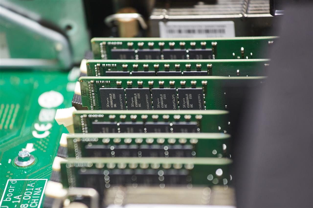 DRAM spot prices fall over 40%