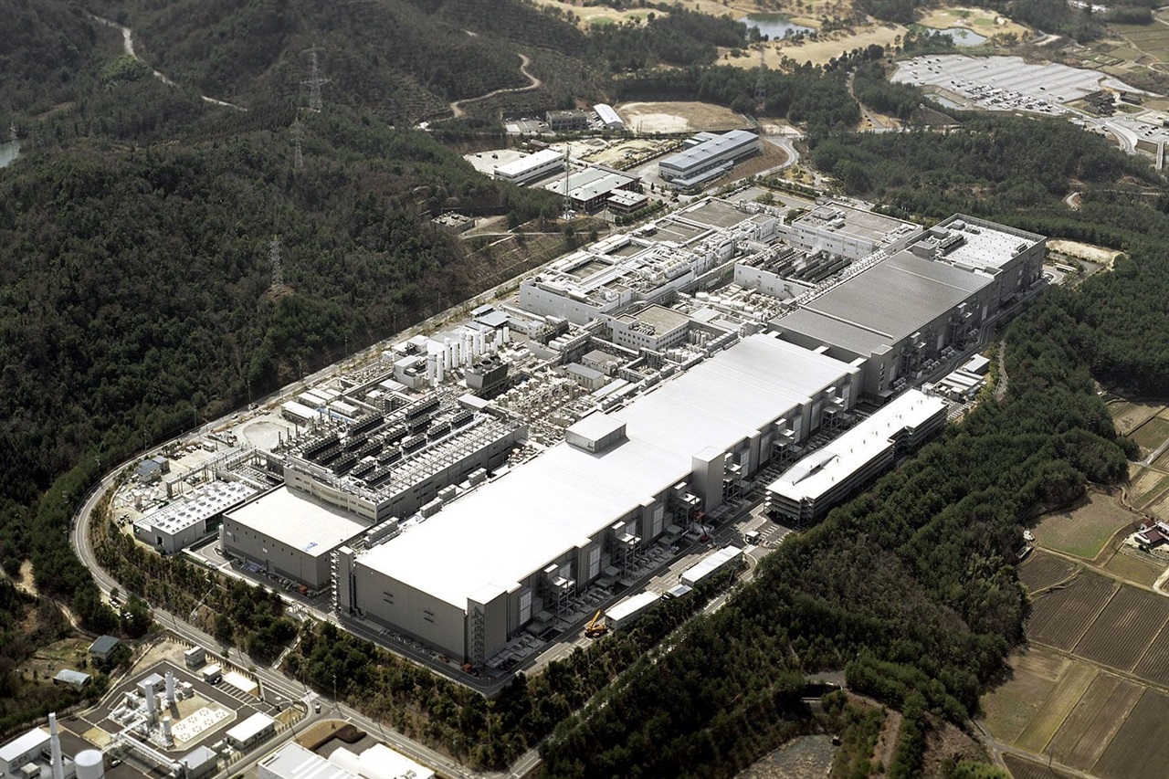 Micron, Intel decelerate fab construction in US amid market downturn