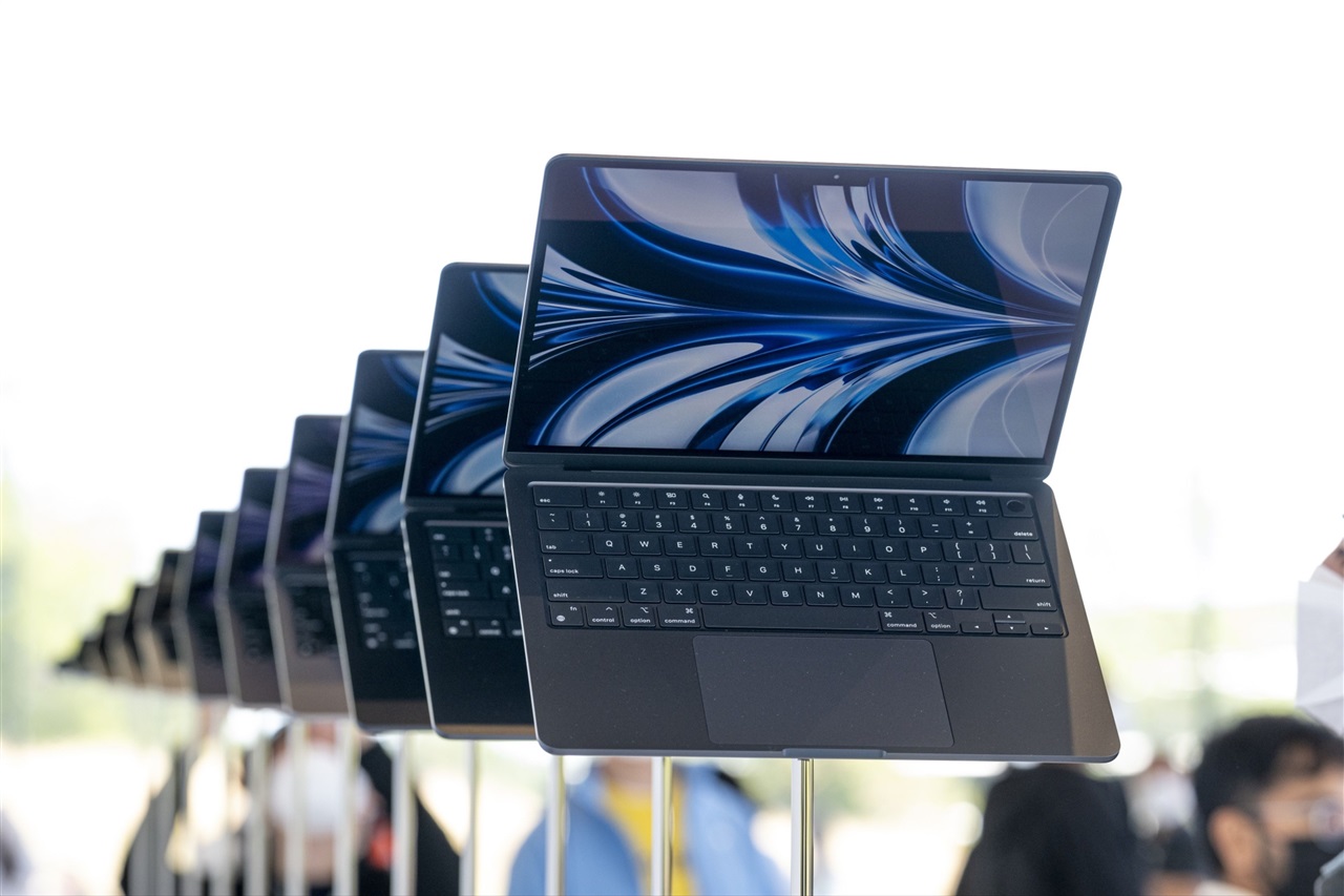 Apple's 40% plunge in PC shipments is steepest among major computer makers