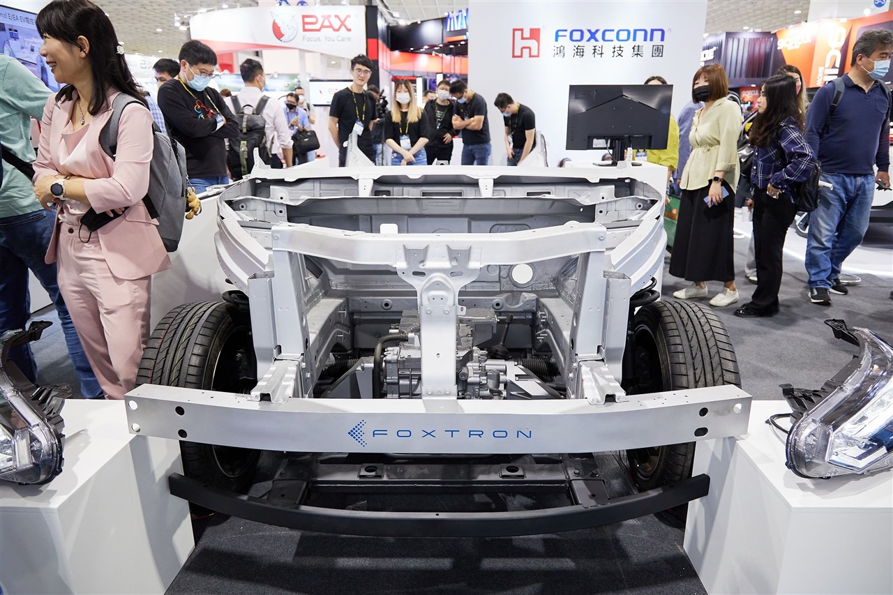 Focused on popularizing EVs, Foxconn aims for 1 million yen price point