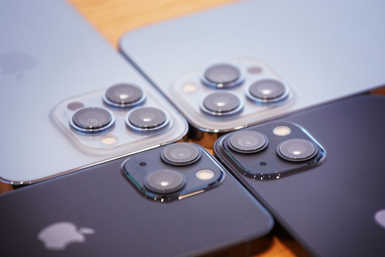 Periscope and glass-plastic hybrid lenses to be standard for smartphones