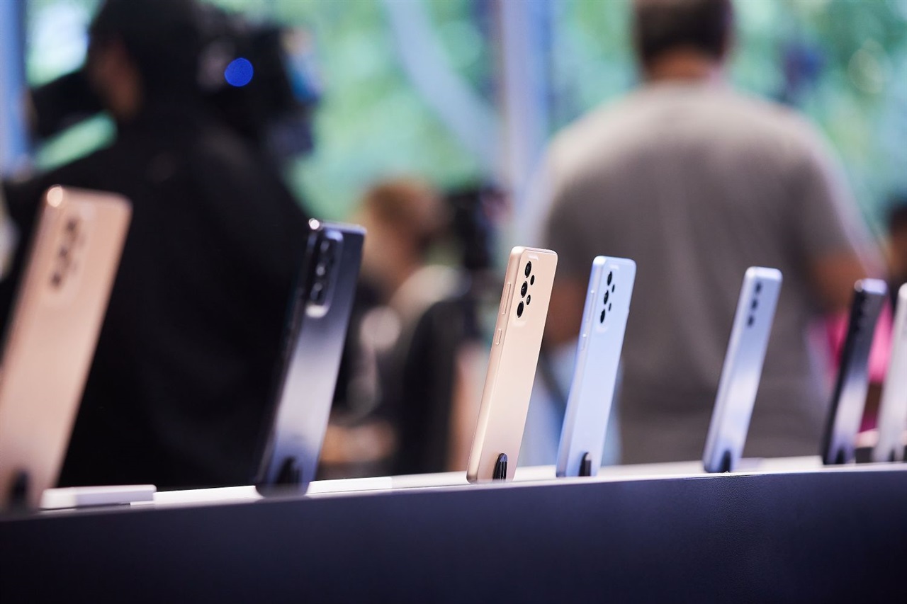 Global smartphone shipments to hit decade low in 2023