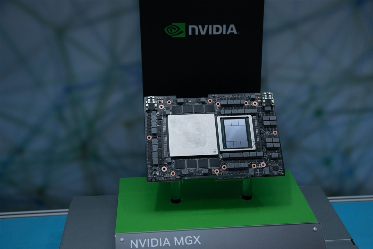 China GPU firms aim at AI chip orders in the long term