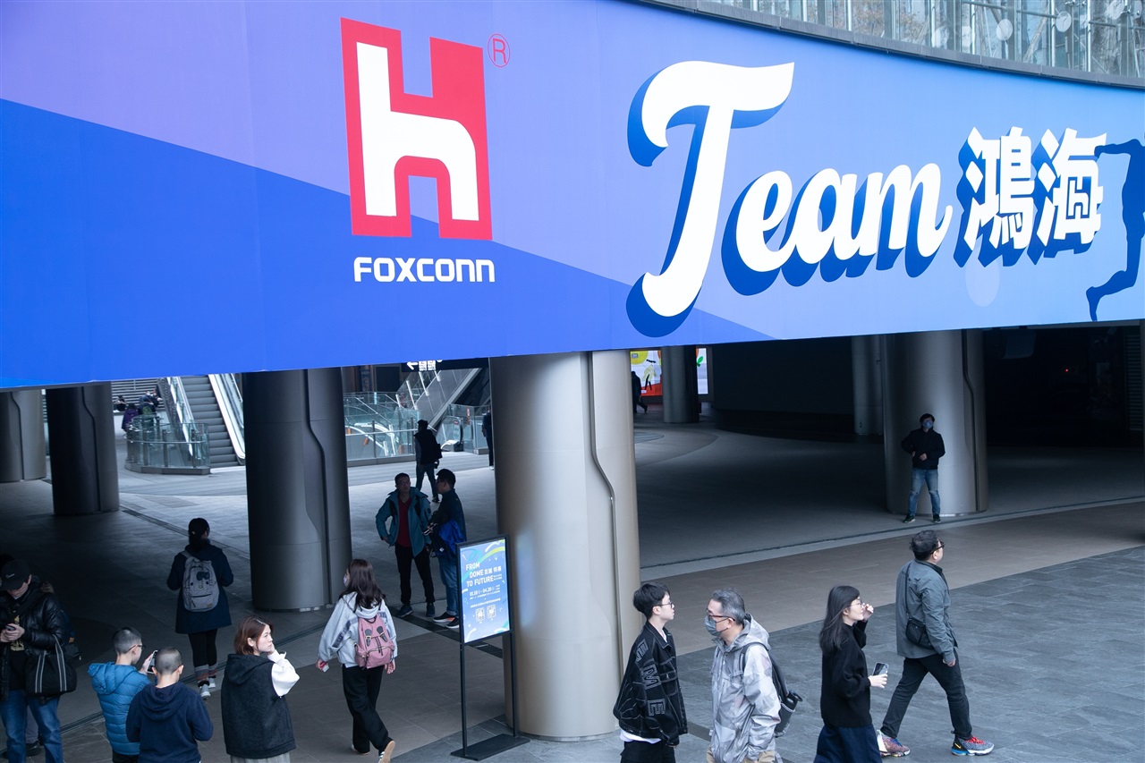 Foxconn's FoxBrain: Traditional Chinese AI model trained in just four weeks to be released as ...