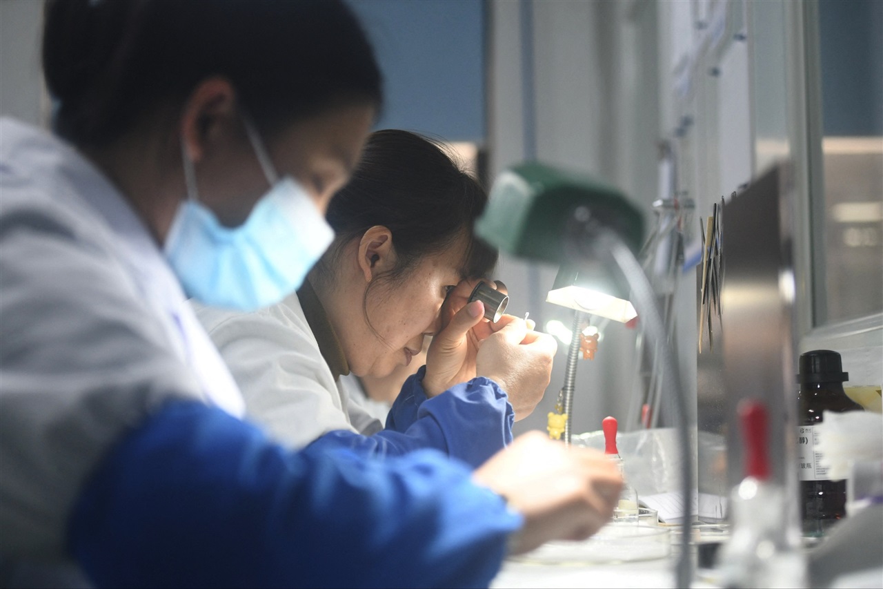 Lens Technology rides AI wave to double-digit profit growth, expands ...