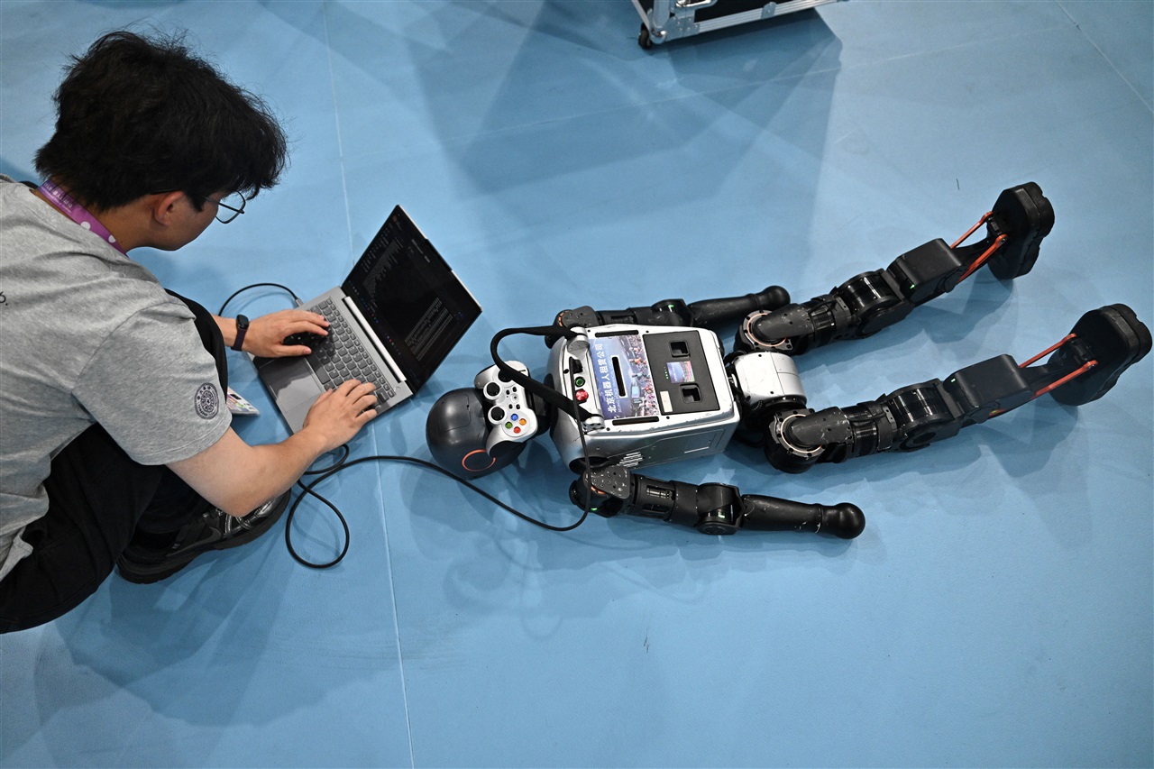 Research Insights: Humanoid robots are coming, but hardware may decide ...