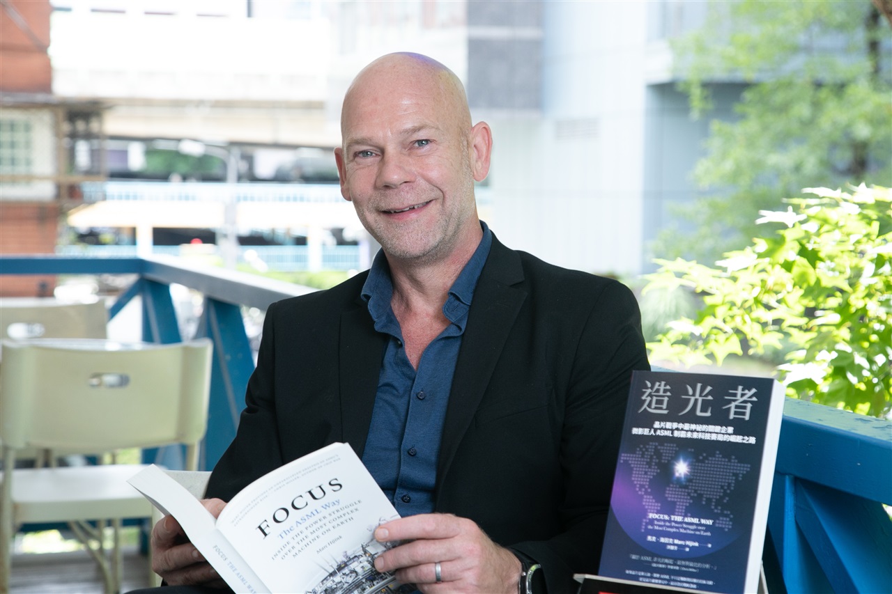 ASML's rise and Intel's decline retold in new book on lithography battles