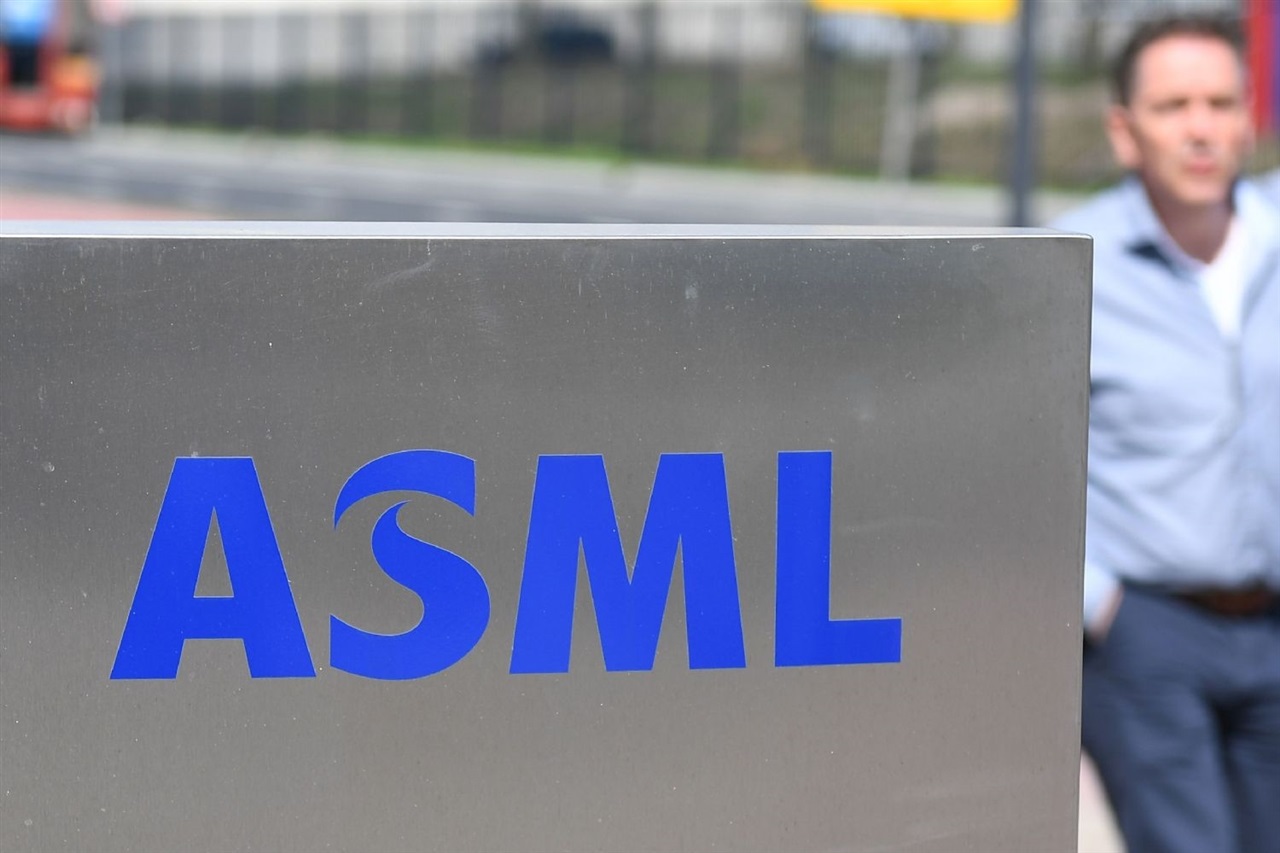ASML lifts margin outlook, signals cautious 2026 growth with XT:260 launch