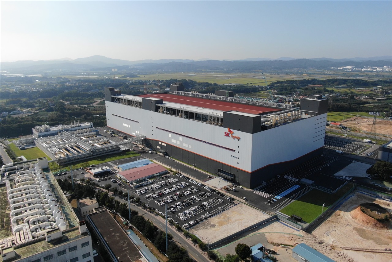 SK Hynix reportedly trims consumer memory, shifts focus to servers